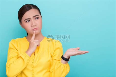女人有消极的想法高清图片下载 正版图片504643665 摄图网