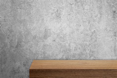 배경에 소박한 회색 치장 벽토 콘크리트 벽과 함께 제품 몽타주 디스플레이를 위한 빈 공간이 있는 갈색 나무 카운터의 가장자리 가구에 대한 스톡 사진 및 기타 이미지 Istock