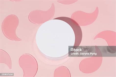 흰색 모형 항아리와 고립된 배경에 분홍색 하이드로겔 패치 패턴 뷰티 케어 제품의 개념 눈 밑의 다크서클 감소 주름 펴기 0명에