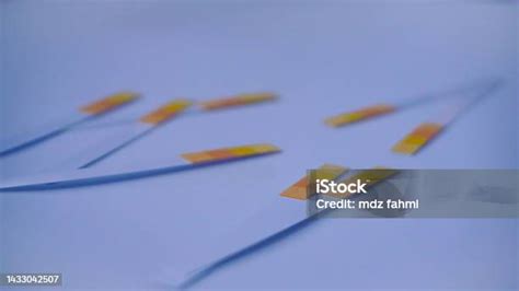 흰색 배경에 고립 된 리트머스 종이 산성 테스트가있는 보편적 인 Ph 종이 표시기 용지 0명에 대한 스톡 사진 및 기타 이미지