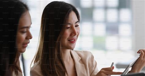 회의실에 앉아 회사 재무 전략에 대해 논의하는 두 명의 성공적인 사업가의 초상화 사진 Unsplash의 태국 이미지