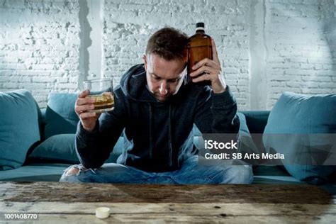 술 취한 알콜 실업자 남자 유리에서 마시는 위스키와 병 우울 알코올 남용과 알코올 중독 개념에 낭비 하 고 슬픈 집 소파 감정에 대한 스톡 사진 및 기타 이미지 Istock