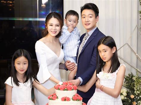 佟大为关悦结婚十年恩爱如初 一家五口合照首曝光