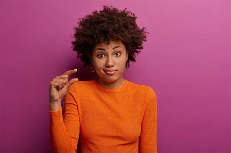 Крупным планом молодая привлекательная и харизматичная женщина изолирована Бесплатно Фото