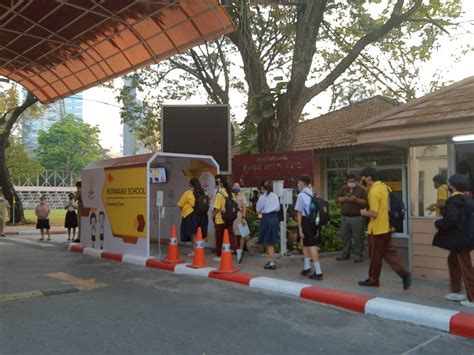 บรรยากาศหน้าโรงเรียนหอวัง เปิดการเรียนการสอนวันแรก หลังโควิด 19 ระบาด สวพ Fm91 Line Today