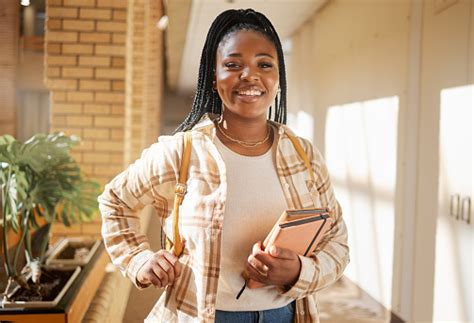 얼굴 초상화 학생 흑인 여성은 학습 목표 또는 목표를 위해 준비된 대학에 있습니다 남아프리카 공화국의 교육 장학금 및 행복한 여성 학습자는 공부와 지식을위한 책을 가지고