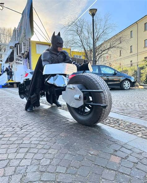 La Storia Di Max Wayne Batman Che Rende Felici I Bambini Il Capoluogo