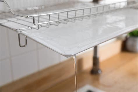 금속에 건조 깨끗 한 요리 접시 랙 밝은 배경에 주방 용품 및 식기 나무 선반에 주방 인테리어 배경입니다 텍스트 공간입니다 0명에 대한 스톡 사진 및 기타 이미지 Istock