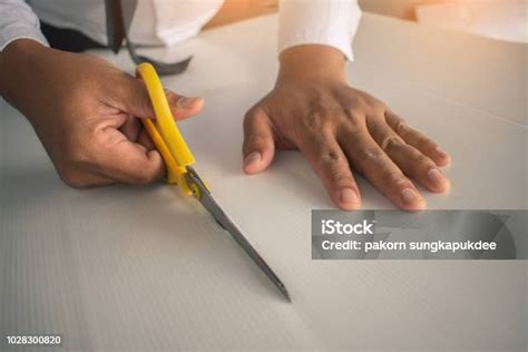 아시아 남자 종이 공예 종이 상자를 만드는 대 한가 위로 절단 사무실 흰색 배경에서 가위에 대한 스톡 사진 및 기타 이미지 가위 갈음질 건축하기 Istock