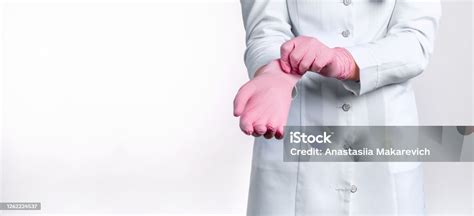 흰색 배경에 고립 된 분홍색 멸균 장갑을 착용 유니폼을 입은 여성 의사의 자른 보기 건강 진단에 대한 스톡 사진 및 기타 이미지 건강 진단 건강관리와 의술 고무