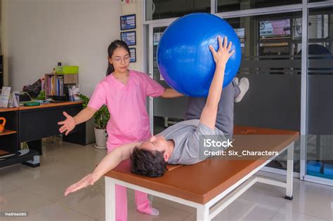 의료 방문 시 여성 의사 또는 물리 치료사와 함께 카이로프랙틱 등 및 어깨 조정을 하는 아시아 남성 환자 2명에 대한 스톡 사진 및 기타 이미지 Istock
