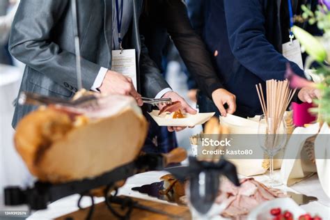 비즈니스 컨퍼런스 회의에서 연회 점심 시간에 사업가 음식과 음료의 구색 컨퍼런스 이벤트에 대한 스톡 사진 및 기타 이미지 컨퍼런스 이벤트 호텔 모임 Istock