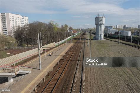 철도 트랙의 상단보기와 계단이 철도 트랙의 횡단에서 내려있는 플랫폼 트랙의 중간에 기관차에 대한 봉사하는 데 사용되는 큰 타워입니다 0명에 대한 스톡 사진 및 기타 이미지