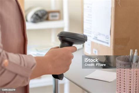 우체국 의 여성 직원은 바코드 스캐너를 사용하여 소포를 스캔하여 고객의 전송을 확인합니다 택배 서비스 35 39세에 대한 스톡 사진 및 기타 이미지 Istock