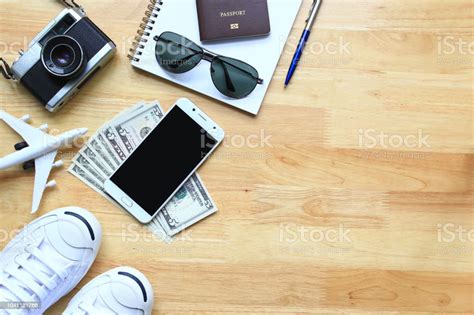 여행 액세서리의 설정 및 나무 배경 복사 공간에 휴식 여행을 위한 계획 가방에 대한 스톡 사진 및 기타 이미지 가방 개념 개인 장식품 Istock