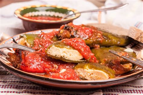 Лесна рецепта за пълнени чушки със сирене и яйца и доматен сос Вкусни пълнени пиперки с яйца и