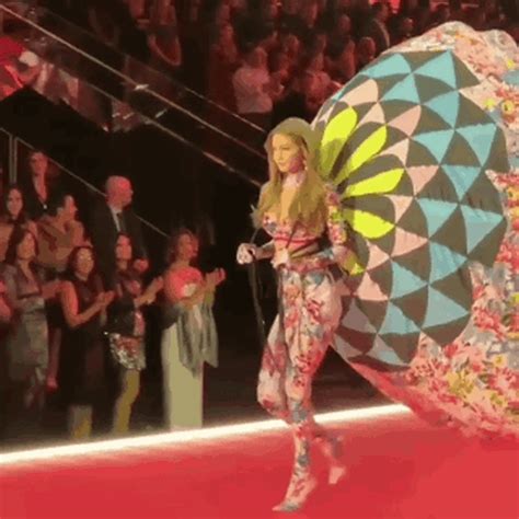 Gigi Hadid Chiếm Spotlight Show Victorias Secret 2018