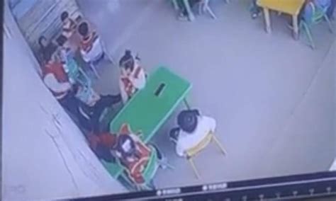 女教师课堂上扒光男童上衣，涉事教师被拘留8日，幼儿园已停业整顿衣服女子视频