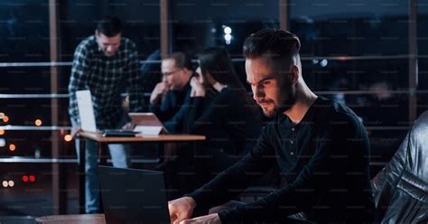 고급 의자 젊은 사업가 팀은 사무실에서 야간에 프로젝트를 진행합니다 사진 Unsplash의 종업원 이미지