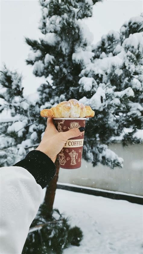 거리 스타일 겨울 배경 고급 핸드백 난간 단순한 사치 도시 거리 도시 분위기 도시 생활 도시 장면 도시 풍경 도시의 삶 모닝 커피 빠른 간식 샌달우드