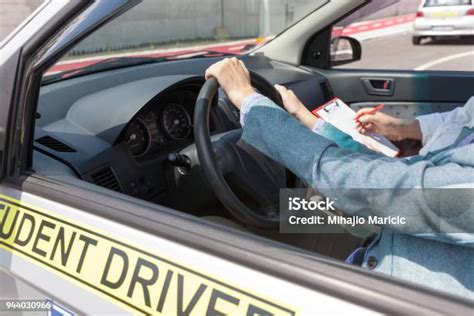 운전 강사와 함께 차를 운전 하는 학습 학생 드라이버입니다 강사에 대한 스톡 사진 및 기타 이미지 강사 거리 계기판 차량 부분 Istock