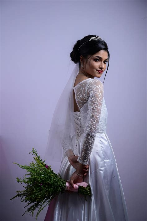 우아한 메이크업으로 찍은 멋진 신부 초상화 · 무료 스톡 사진