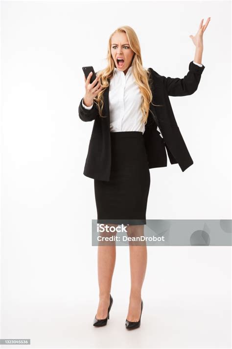 스튜디오의 흰색 배경을 통해 고립 된 스마트 폰에서 비명을 지르는 사무실 정장을 입은 불쾌한 사업가의 전체 길이 사진 분노에 대한 스톡 사진 및 기타 이미지 Istock