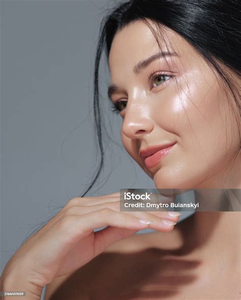 빛나는 피부와 자연스러운 메이크업을 가진 아시아 여성의 클로즈업 아름다움에 대한 스톡 사진 및 기타 이미지 아름다움 패션모델 피부 관리 Istock