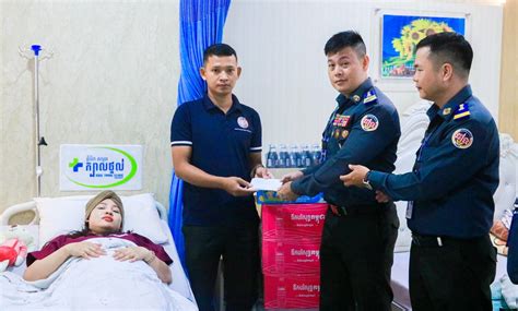 ក្រុមការងារ អាវុធហត្ថរាជធានីភ្នំពេញ នាំយកអំណោយចុះសួរសុខទុក្ខ គ្រួសារសមាជិក