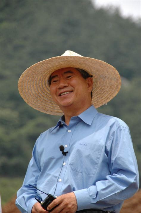 [노무현사료관] [사저 앞 만남의 광장에서 방문객들을 향해 미소짓는 노무현 전 대통령]