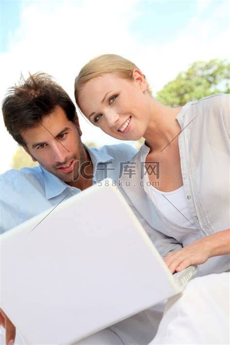 年轻夫妇坐在长椅子上上网人物特写素描本高清摄影大图 千库网