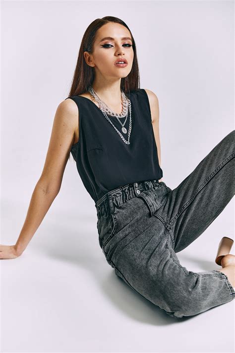 Купити Чорна майка зі штапеля майка колір чорний матеріал штапель стиль повсякденний купити