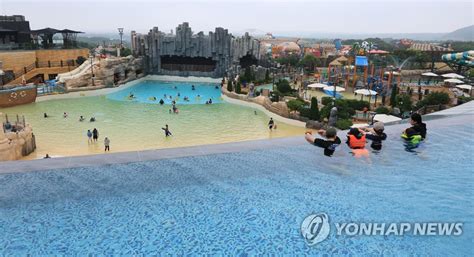 궂은 날씨에 워터파크 인기 연합뉴스