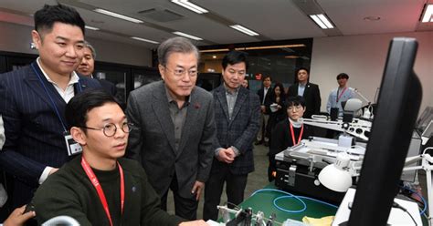 메이커 스페이스 방문해 제작 과정 지켜보는 문 대통령