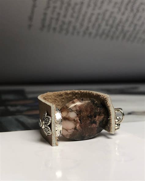 მზეს უმზირა 💌მასალა კვარცი ნატურალური ტყავი Instagram