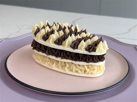 Ovo de Páscoa naked é feito chocolate plano e brigadeiros