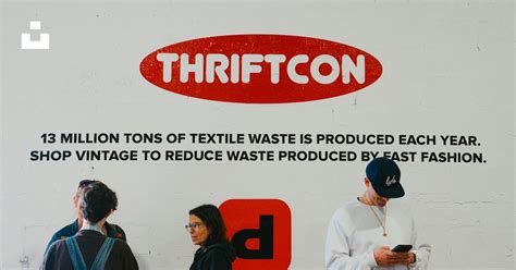 흰색 크루넥 티셔츠를 입은 남자가 검은 모자를 쓴 여자 옆에 서 있다 사진 Unsplash의 무료 마이애미 이미지