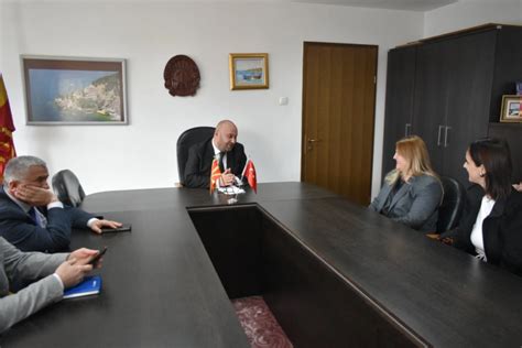 Претседателот на Уставниот суд Костадиновски и судијата Скендер на работна средба со