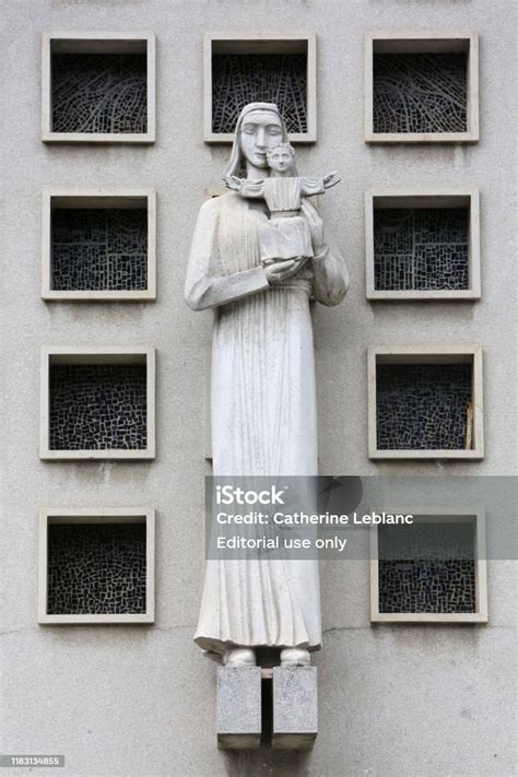 페이엣 생 제르바이 레 뱅 오트 사부아 프랑스 2019년 4월 26일 알프스 의 성우 교회 모리스 노바리나에 의해 1936년에서 1938년 사이에 지어졌습니다 처녀와 아이