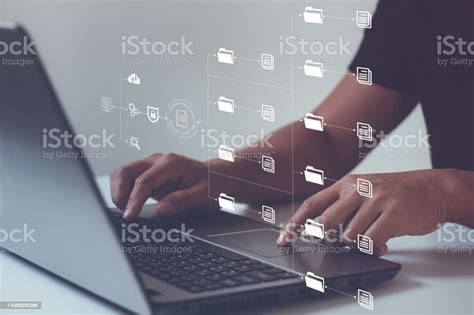 Ftp 파일 수신기 및 컴퓨터 백업 복사본 파일 공유 아이소메트릭 인터넷 클라우드 기술로 정보와 데이터를 교환합니다 문서 전송을 위한 디지털 시스템 다운로드에 대한 스톡