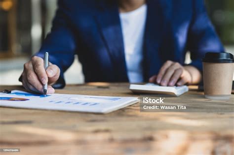 계산을하는 회계사 또는 은행가 저축 연간 세금 계산 재정 및 경제 개념 재무 계산 개념 Earnings Before Interest And Taxes에 대한 스톡 사진 및