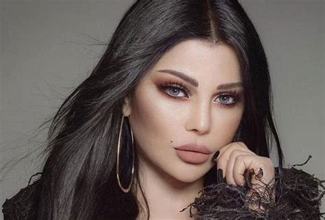 هيفاء وهبي تعايد الجمهور بإطلالة وردية جريئة