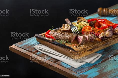 포크와 나이프 스테이크 그릴에 구운된 야채와 함께 나무 테이블에 슬라이스 0명에 대한 스톡 사진 및 기타 이미지 0명 가지