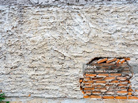 벽돌 벽 배경에 시멘트 질감을 껍질을 벗기는 추상적인 흰색 그루지 오래 된 균열 석고 콘크리트 벽입니다 깨진 돌담 벽지 0명에 대한 스톡 사진 및 기타 이미지 Istock