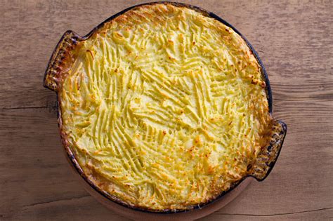 셰퍼드 파이아일랜드에서 인기 있는 요리입니다 쇠고기 고기 으깬된 감자 치즈 당근 양파 녹색 완두콩 캐 서 롤 감자 그라탕에 대한 스톡 사진 및 기타 이미지 Istock