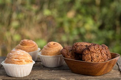 신선한 구운된 골든 머핀 및 자연 채광에 총 소박한 나무 배경에 비스킷을 닫습니다 갈색에 대한 스톡 사진 및 기타 이미지 갈색 과일 러시아 Istock