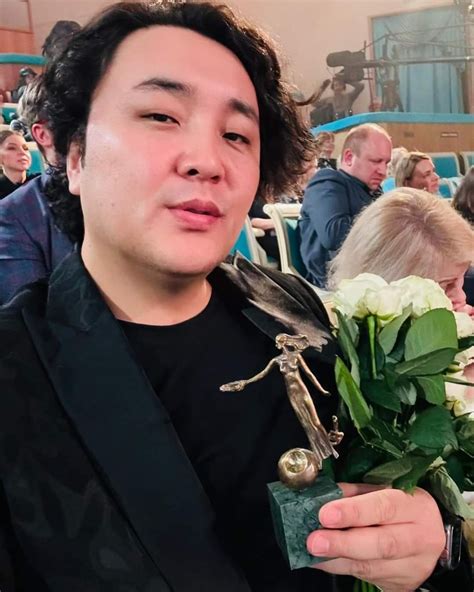 “Чингис хаан” одонт дуучин Г Ариунбаатар дуурийн шилдэг эрэгтэй дүрийн шагнал хүртжээ Zereg Mn