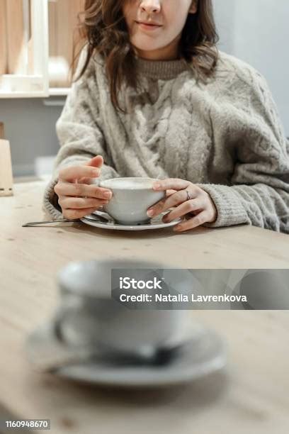 그녀의 앞에 빈 컵라떼의 큰 머그잔을 들고 여자의 손의 얼굴없는 샷 가을에 대한 스톡 사진 및 기타 이미지 가을 겨울