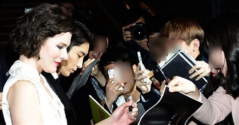 [포토엔]밀라 요보비치 이준기 레드카펫 사인 삼매경