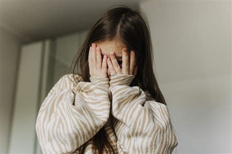 집에서 외로운 십대 여성의 표정 사진 수심에 잠긴 십대 예쁜 10대 소녀가 손으로 얼굴을 가린다 우울증 청소년 우울증 통증 고통 정신 건강 가상현실에 대한 스톡 사진 및